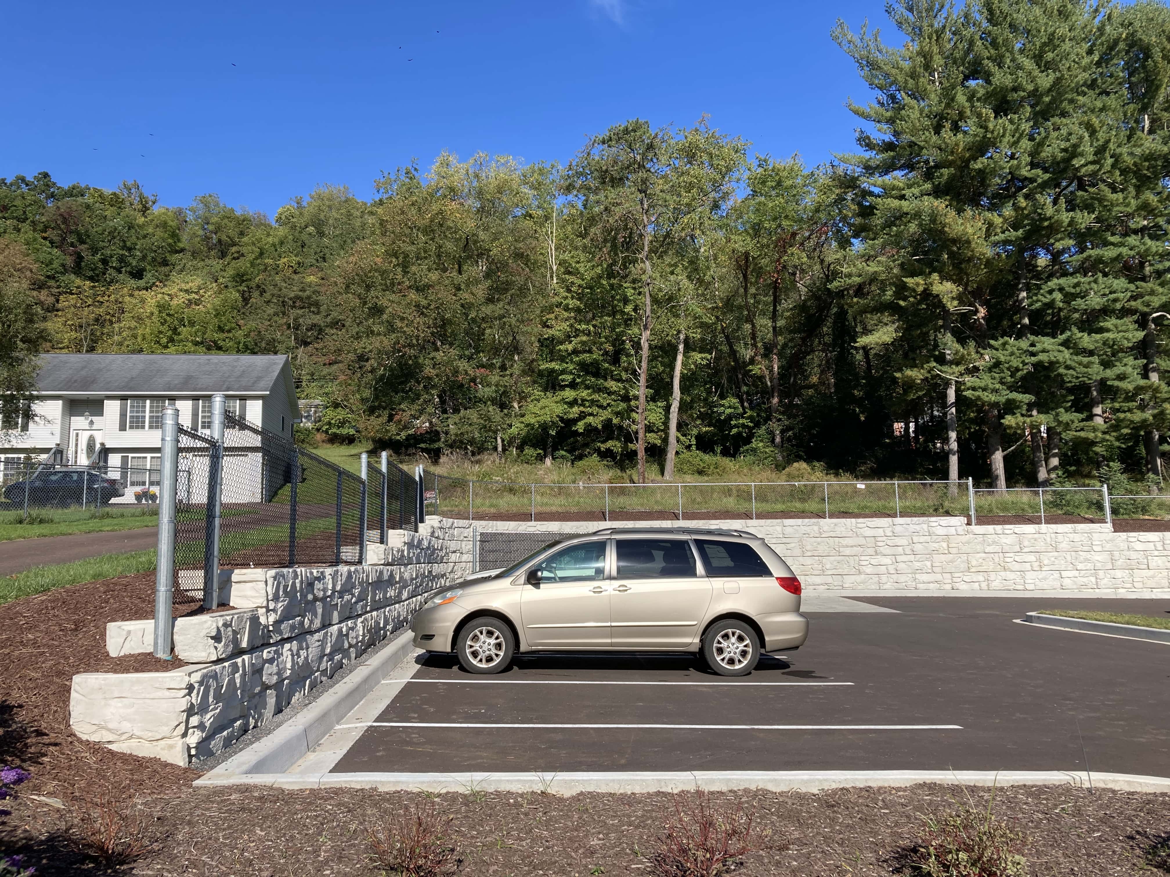 Parking Area Retaining Wall Applications Gallery - MagnumStone®